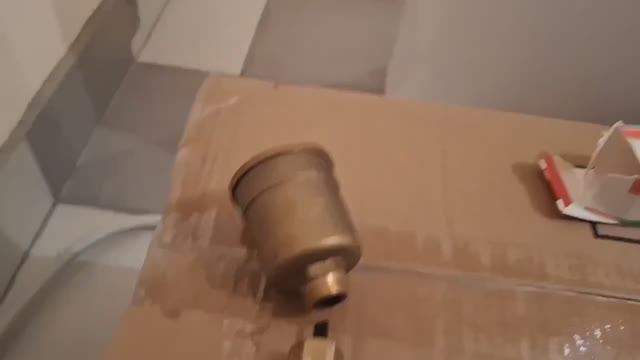 Разобрал клапан водоотведения на газовом котле в системе отопления частного дома.