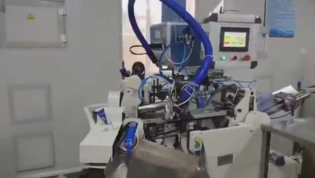 Работа встроенной системы нанесения горячего клея от KQ для производства бумажных стаканчиков