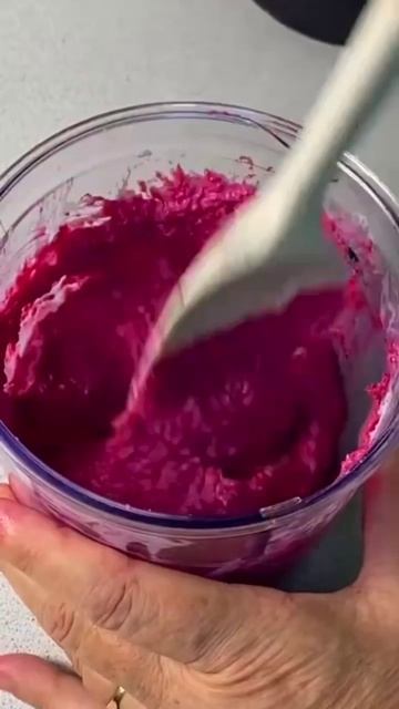 Закусочные бутерброды со свеклой и сельдью.