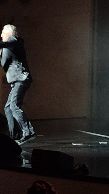 энергичный директор круиза на Astoria Grande