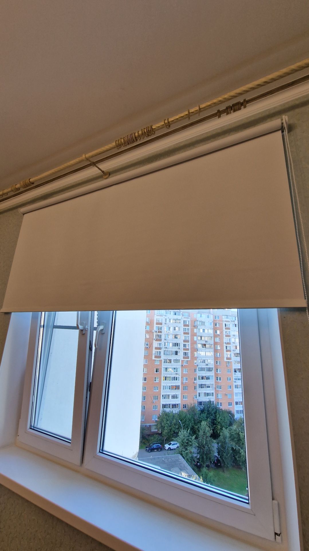 Свободновисящая рулонная штора на проем. Ткань Каина блэкаут белый.