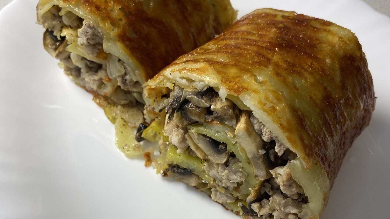 Картофельный рулет с фаршем и грибами.