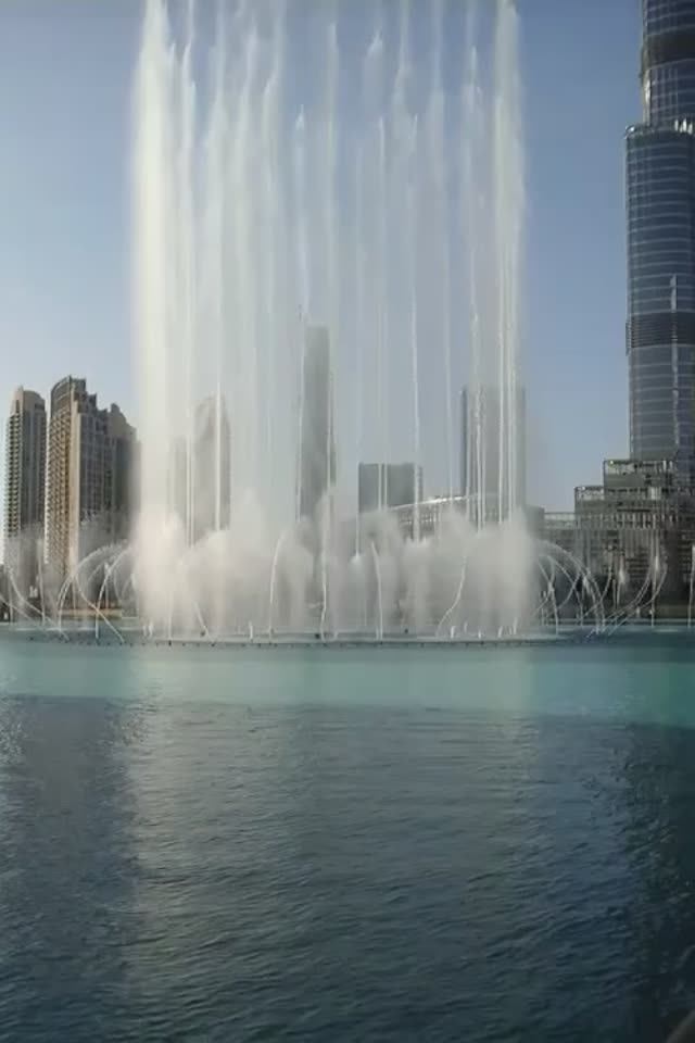 Фонтан у Dubai Mall