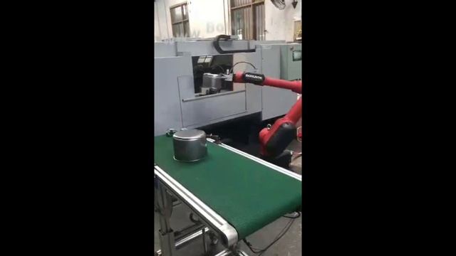 31. CNC_2. Загрузка роботом BORUNTE кастрюль с конвейера в станок
