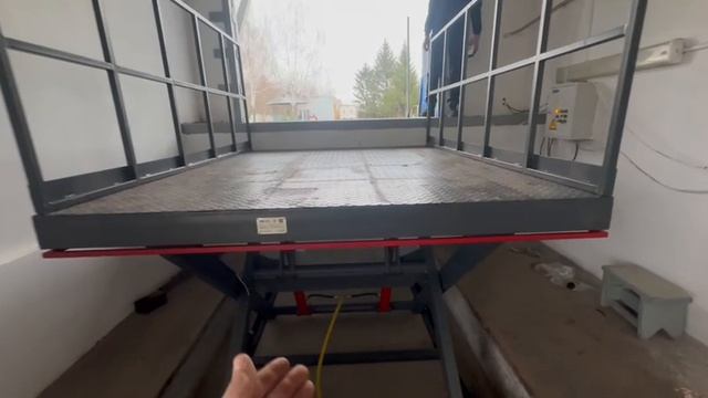 Гидравлический подъемный стол в зону выгрузки склада