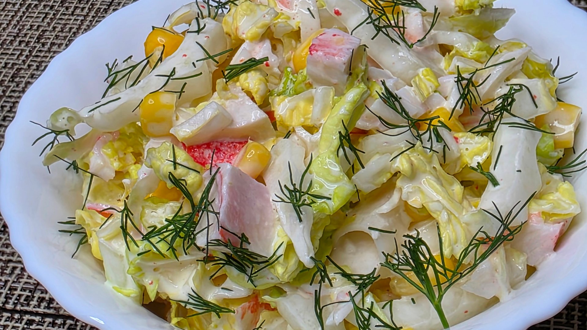 Салат из капусты с крабовыми палочками.