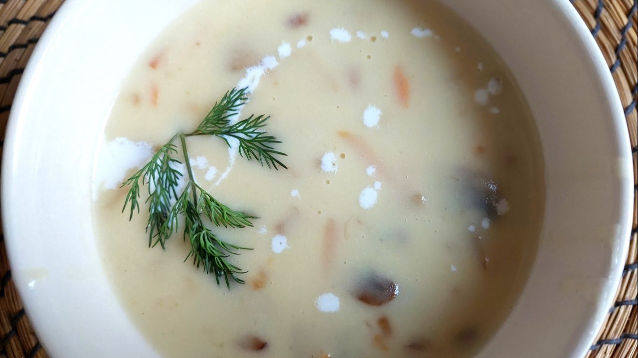 Крем суп с овощами и шампиньонами. Приятная кремовая текстура, грибной аромат.