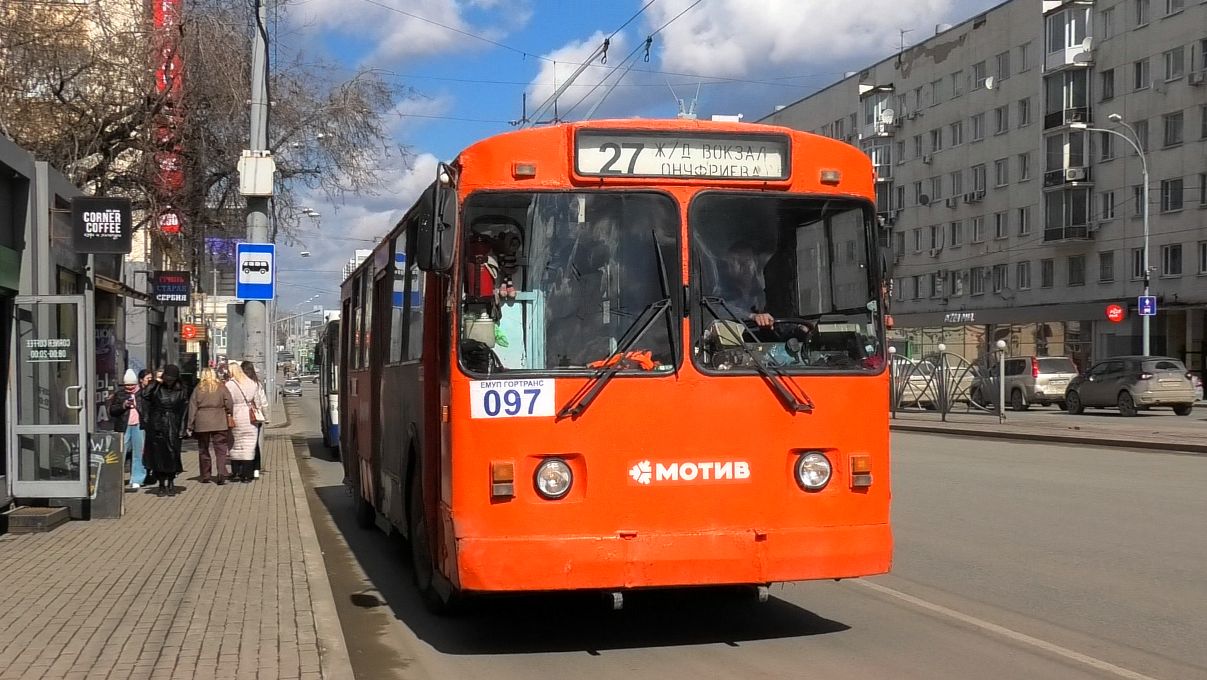 Троллейбус Екатеринбурга ЗиУ-682Г-012 [Г0А] борт. №097 маршрут 27 на остановке "Проспект Ленина"