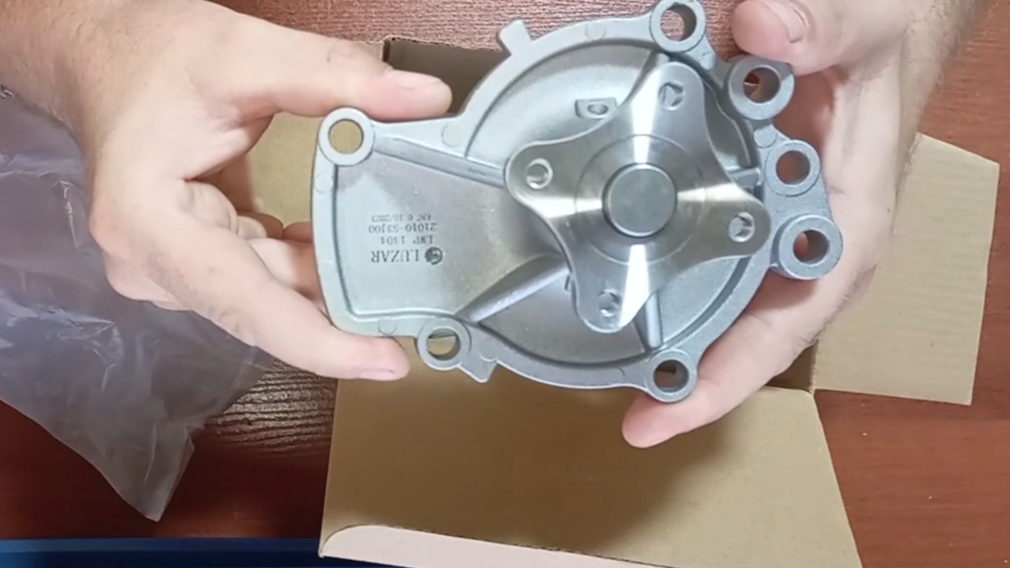 Помпа и термостат  автомобиля Nissan Primera P11 двигатель SR20