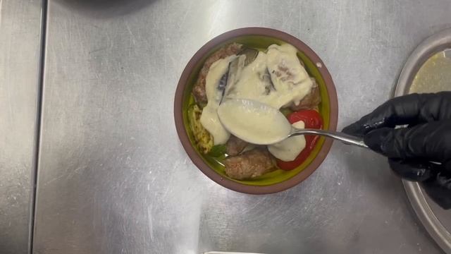 Запеченный свино-говяжий кебаб с овощами гриль и сулугуни