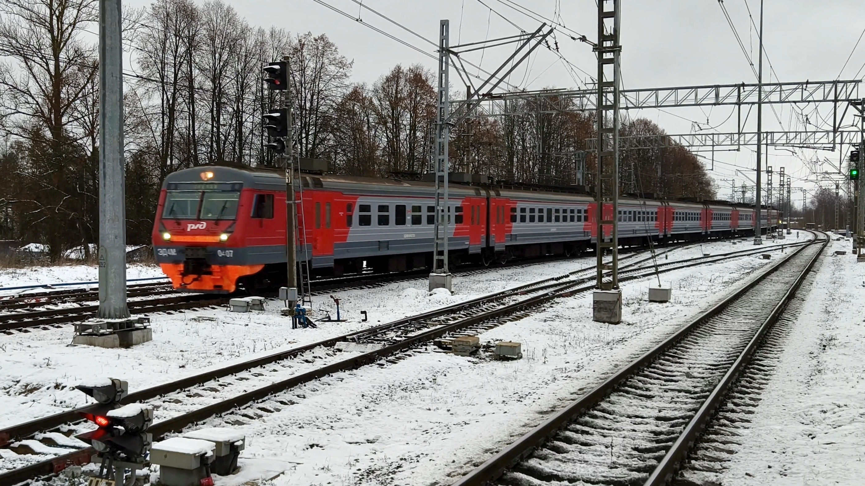 ЭД4М 0407, с поездом 6425 Санкт-Петербург Витебский - Оредеж, прибывает на станцию Павловск.