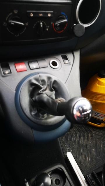 Ручка КПП двигается во время движения ПЕЖО Партнер Бензин