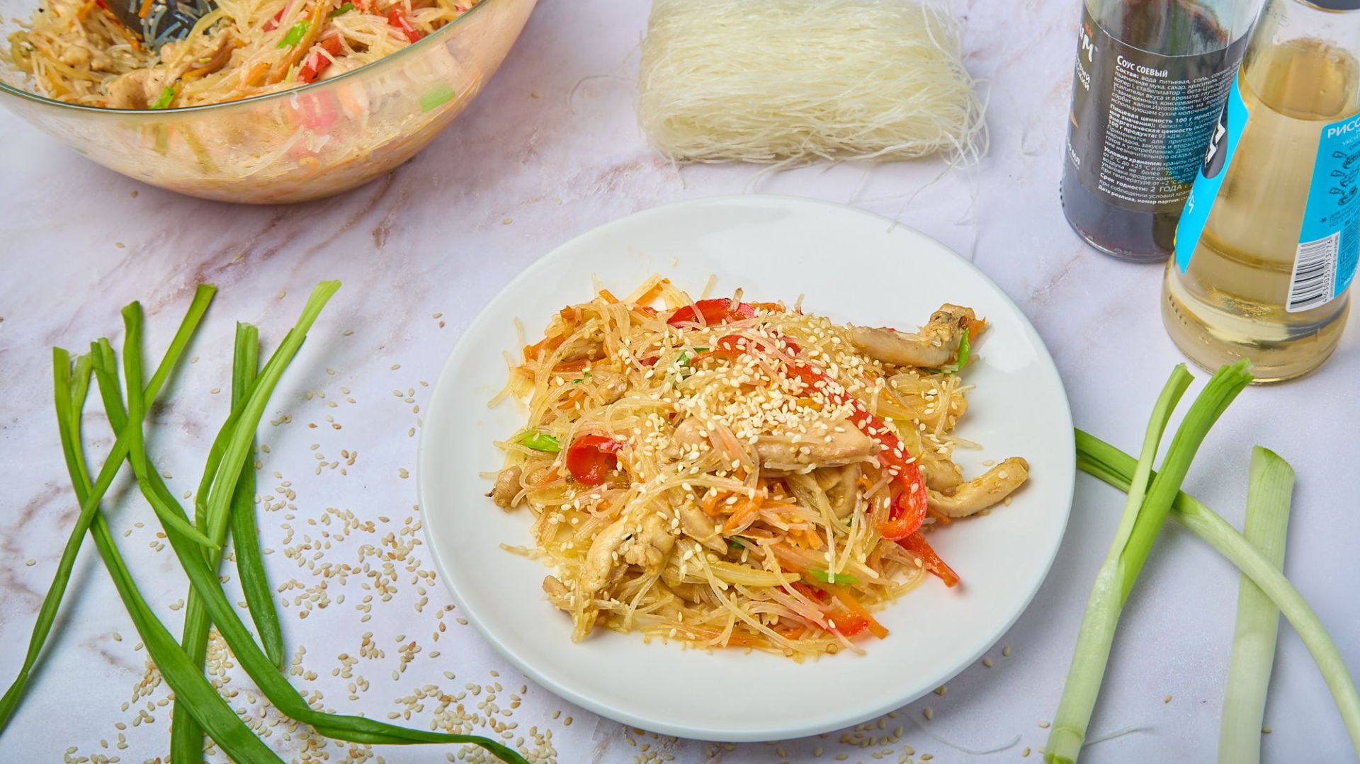 Фунчоза с курицей и овощами.