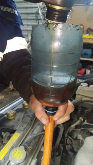 Чуть наклонили машину и влили все 3 л.