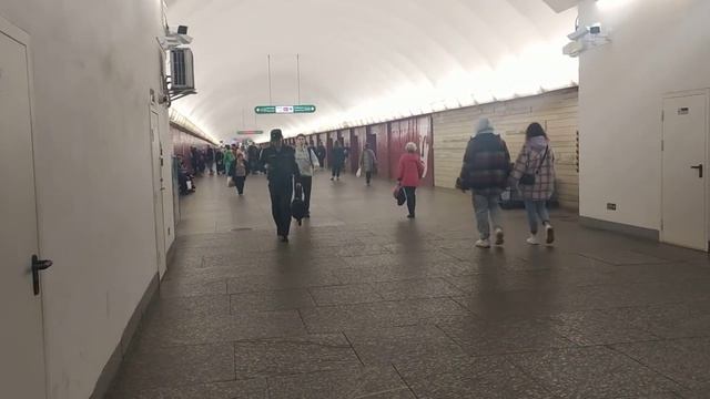 ст. метро Маяковская, Ленинград (СПб), Зелёная Линия - интерьер, пассажиры, поезда