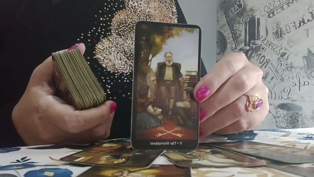 Стоит ли вышибать клин клином и идти в новые отношения? Расклад Таро