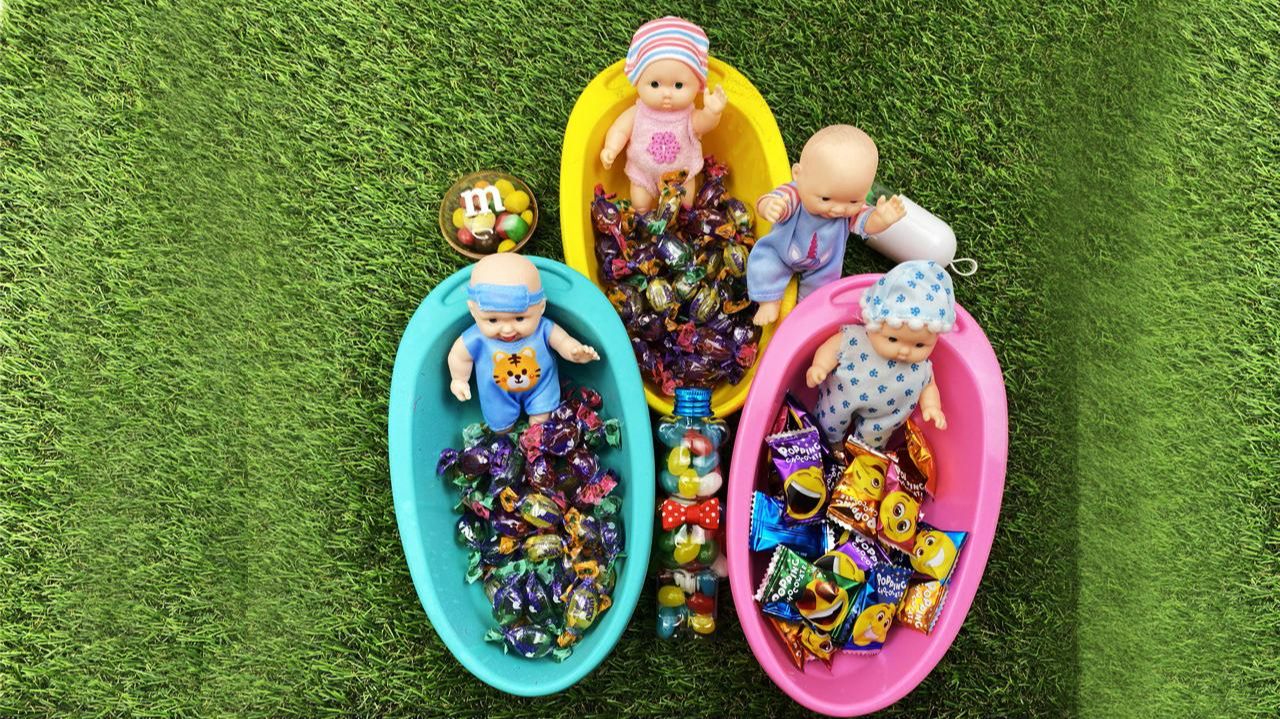 Мультики для детей. Ванночки с куклами и слаймом на зеленой траве. Смотреть онлайн для малышей.