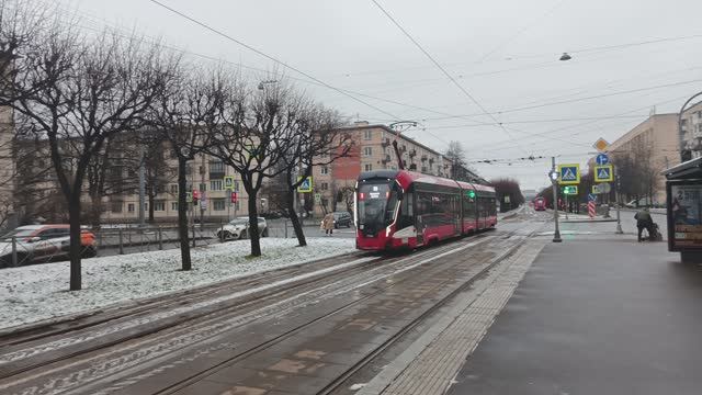 Трамвай 71-932 "Невский" на остановке Таллинская улица в Санкт-Петербурге (25.11.2025)