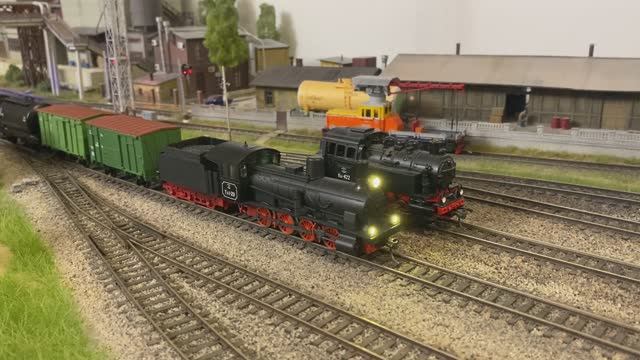 Модель трофейного паровоза Тп1-20 с составом двухосных отечественных и трофейных вагонов