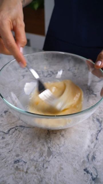 🥧Представьте: за окном снег, дома пахнет выпечкой, а на столе — тёплый пирог с вишнёвой начинкой.