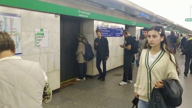 ст. метро Гостиный Двор, Ленинград (СПб), Зелёная Линия - интерьер, пассажиры, поезда