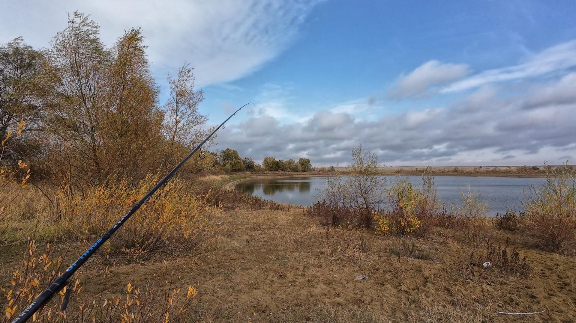 ОГРОМНАЯ РЫБА ЗАВЕРНУЛА СПИННИНГ  В БУБЛИК!!! ТРОФЕЙ на МИКРОДЖИГ!