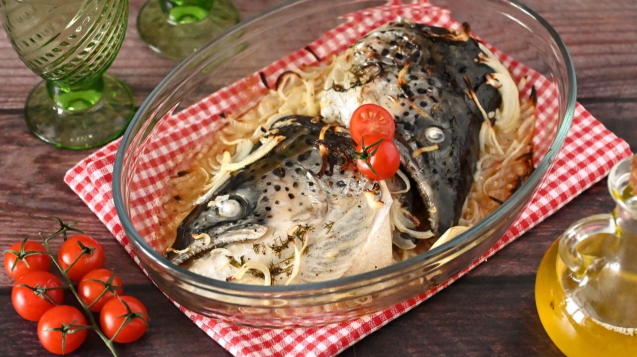Не выбрасывайте! Голова семги в духовке с луком и маринадом — сочно, ароматно и удивительно вкусно