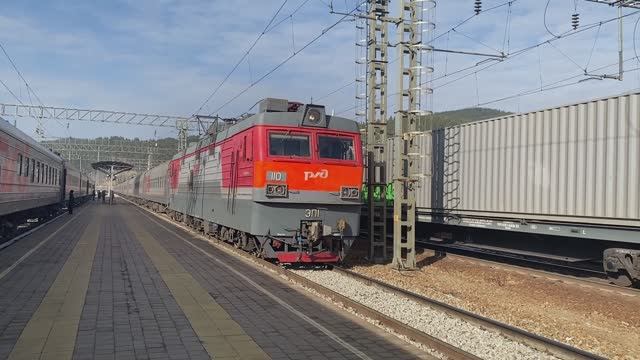 ЭП1-110 с пассажирским поездом прибывает на станцию Хилок Забайкальской ЖД