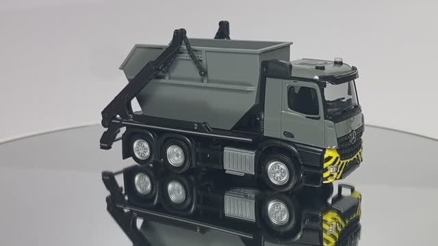 Модель Mercedes Arocs M со скиповым погрузчиком и контейнером