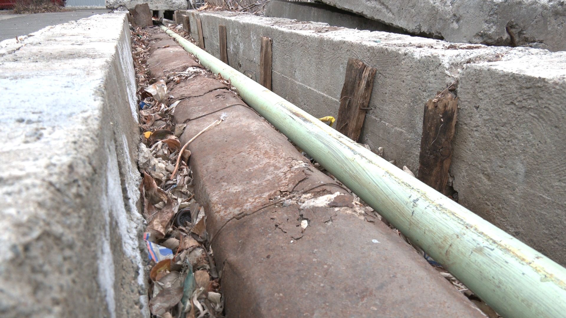 Холодная вместо горячей: курганцы решают коммунальную проблему с помощью депутата