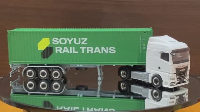 Модель MAN TGX GM с контейнеровозом и контейнером в масштабе 1:87