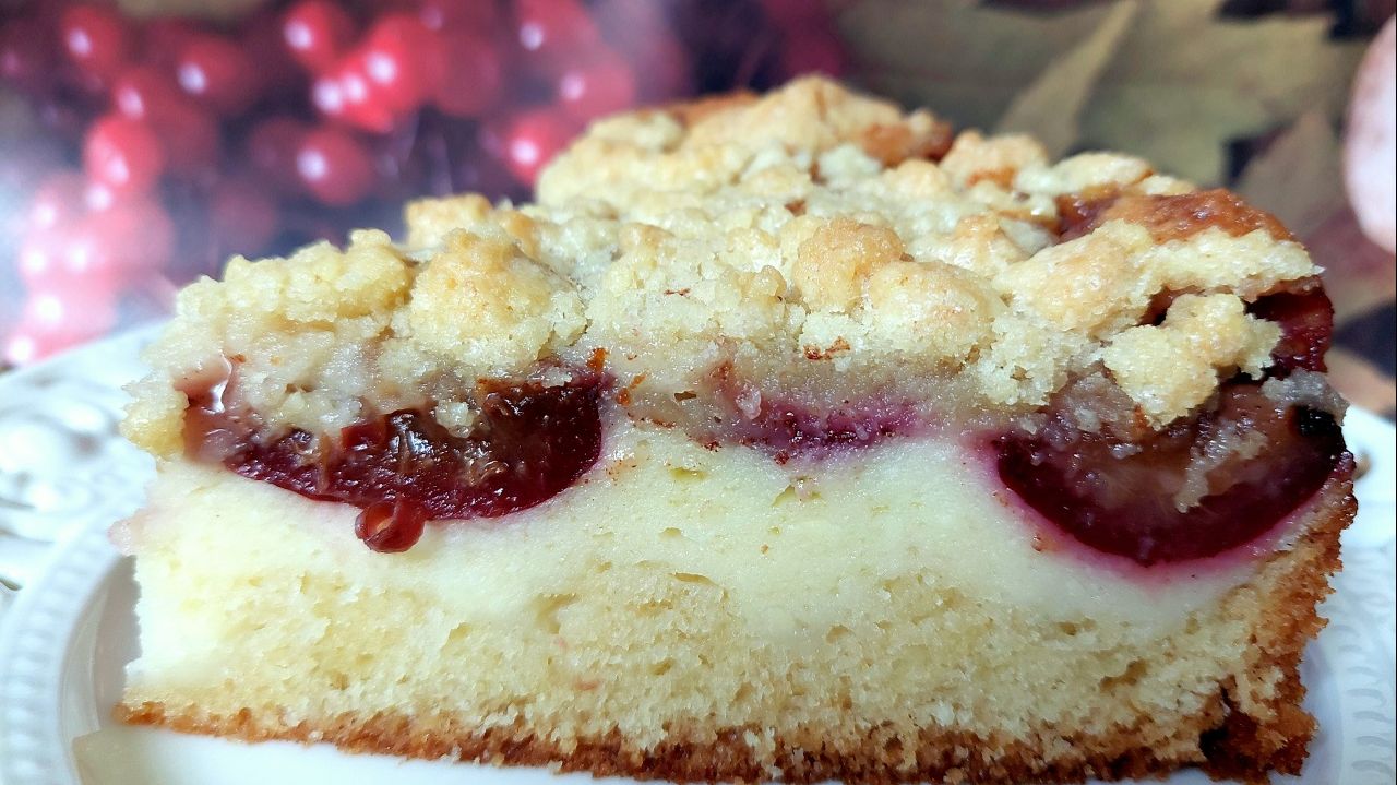 Пирог сливовый с творожным тестом и штрейзелем. Ароматный пирог с сезонными фруктами.