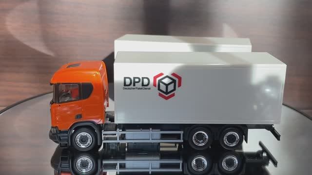 Модель Scania с прицепом и сменными кузовами DPD в масштабе 1:87