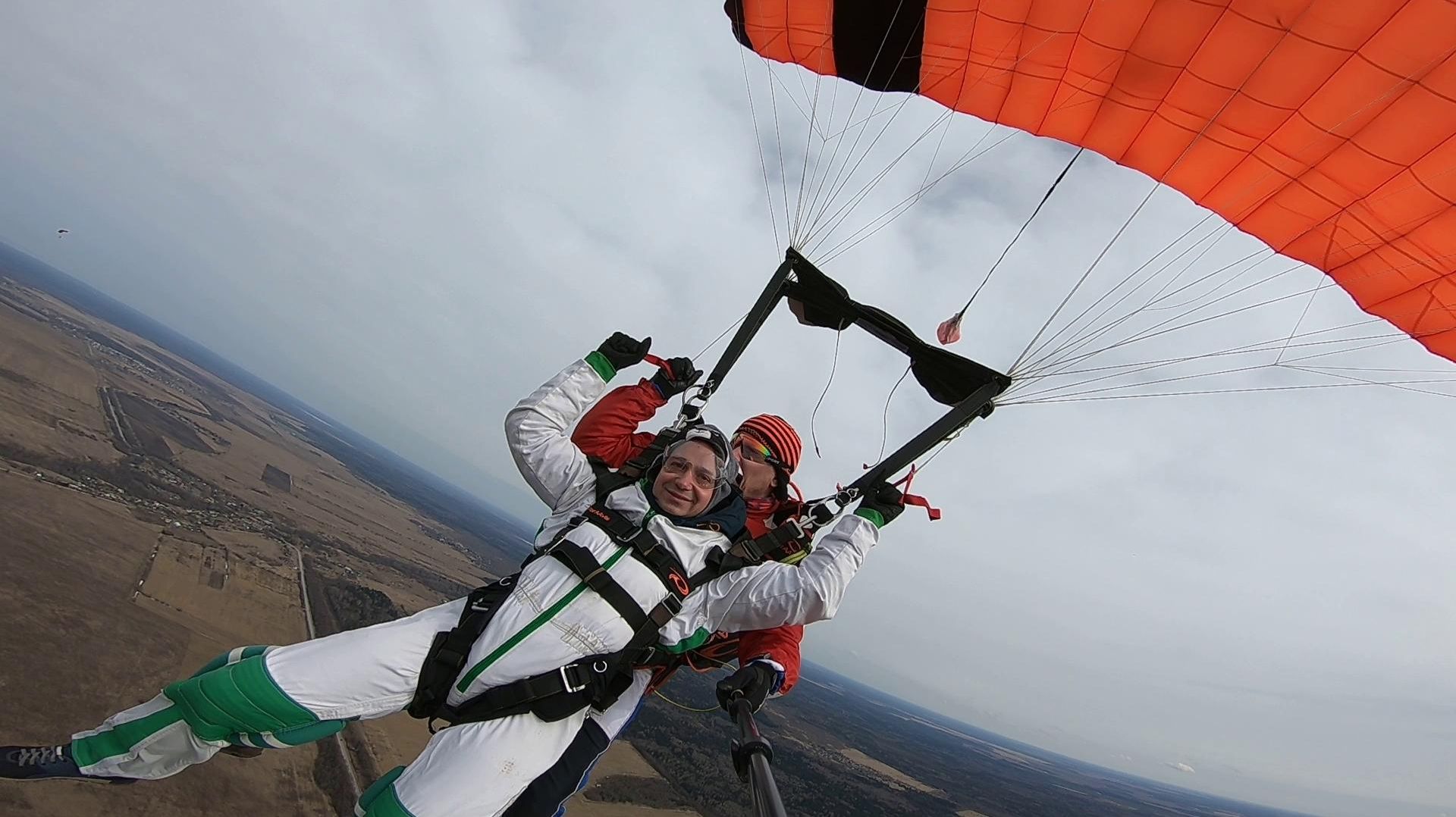 Мой прыжок с парашютом в тандеме с инструктором.
