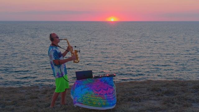 Потрясающий закат, на фоне моря играет саксофонист Михаил Морозов - Syntheticsax - Echo of a Sunset