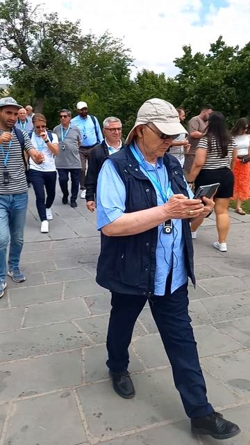 Храм Гарни люди гуляют Армения