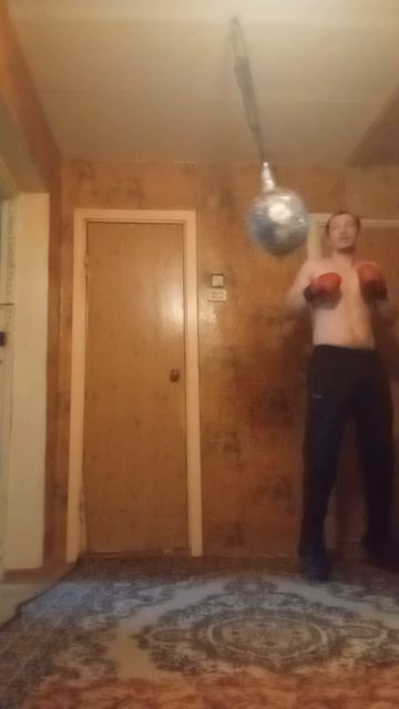 Тренировка с грифом грушей и скакалкой