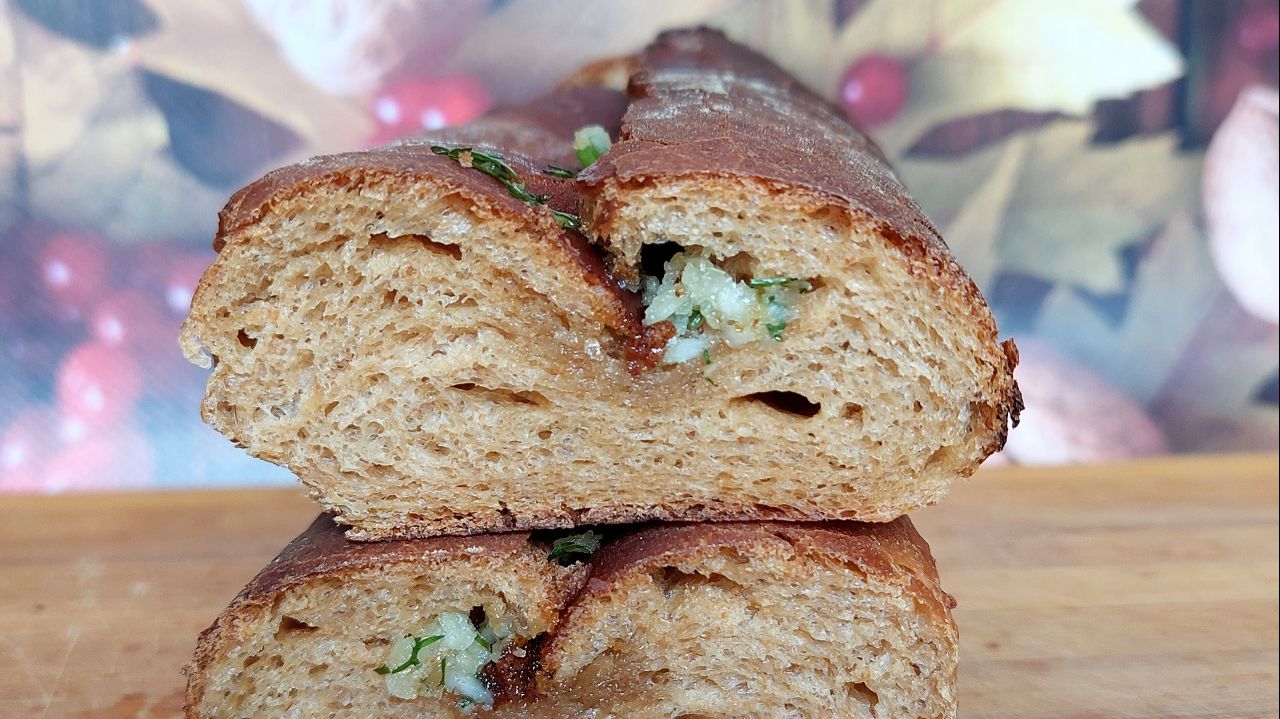 Хлеб с цельнозерновой мукой, на тёмном пиве. Хлеб ароматизирован чесноком и зеленью укропа.