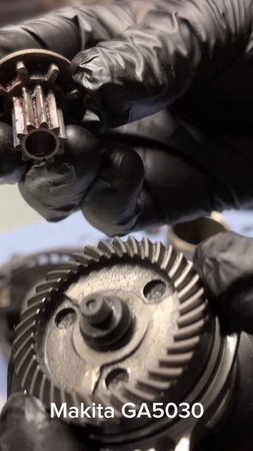 Как снять большую шестерню на УШМ Makita GA5030 #tools #makita #repair