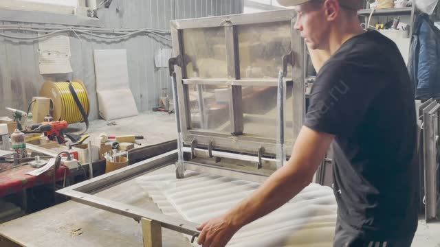 Люк напольный из нержавеющей стали AISI 304 под плитку на петлях с амортизаторами и замком флаг