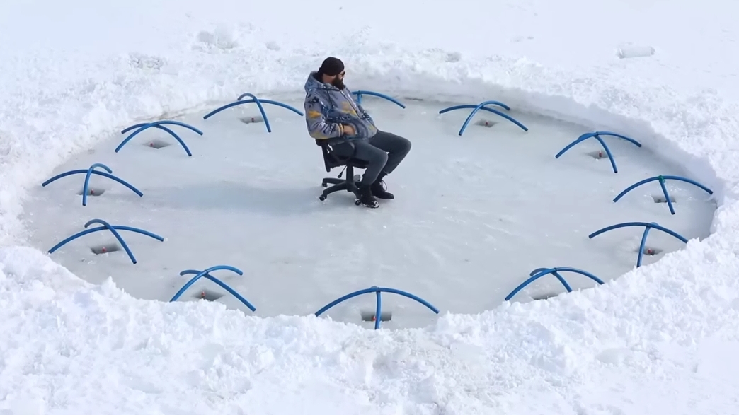 Невероятная рыбалка на замёрзшем озере.