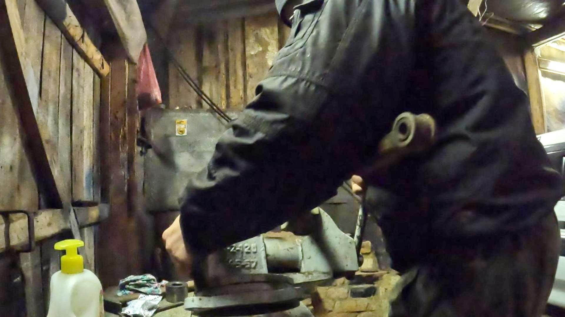 Мазда. Запрессовка сайлентблока в развальные тяги.