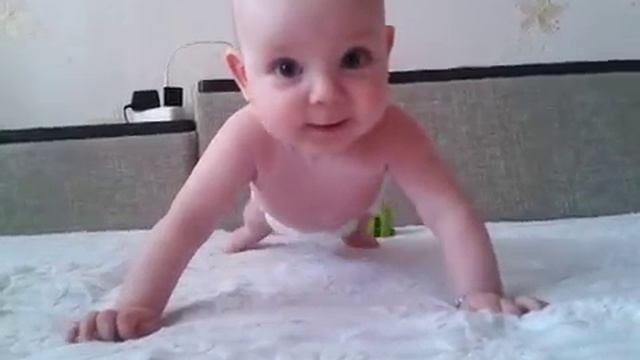 Димасик отжимается 6 мес