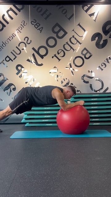 Круговые движения руками в опоре в фитбол