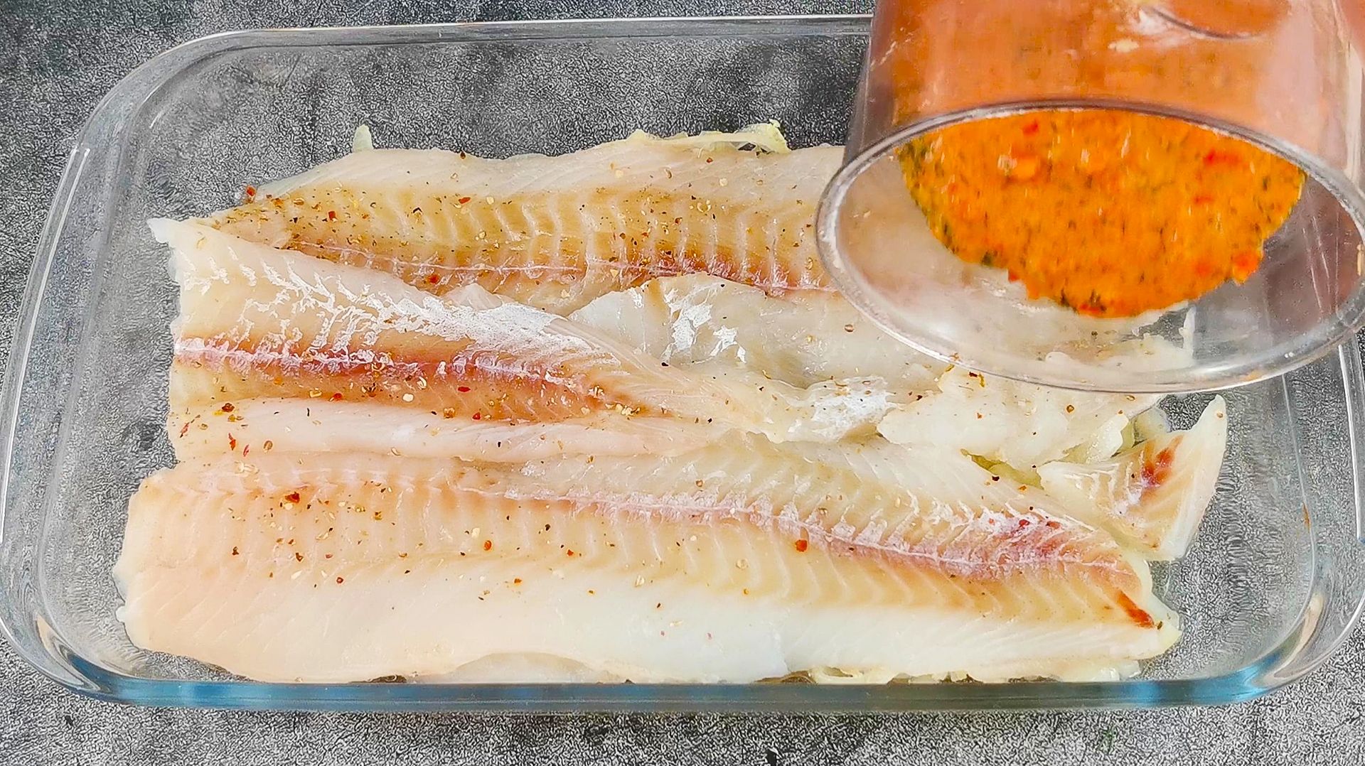 Минтай в очень вкусном соусе. Готовится просто, все сложили и забыли