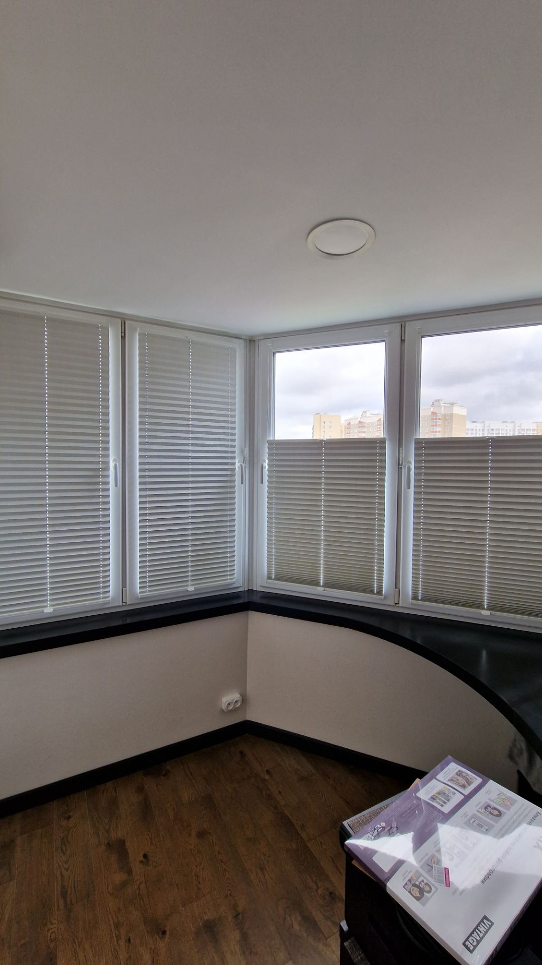 Шторки плиссе блэкаут. Вверх-вниз. Ткань Сето блэкаут светло-бежевый.