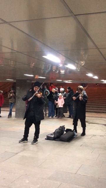 Часто вижу эти две скрипки в подземном переходе на Арбатской. Парни зажигают