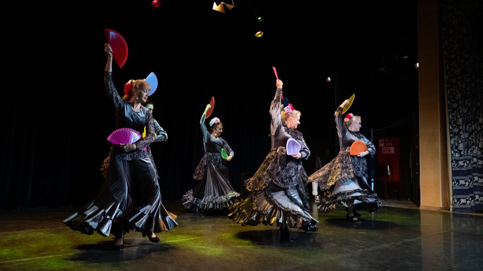 Танец фламенко с двумя веерами "На балу"