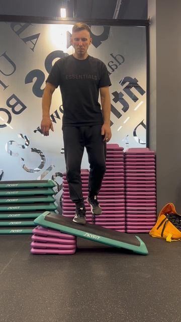 Изометрическая стойка на носке на наклонной поверхности