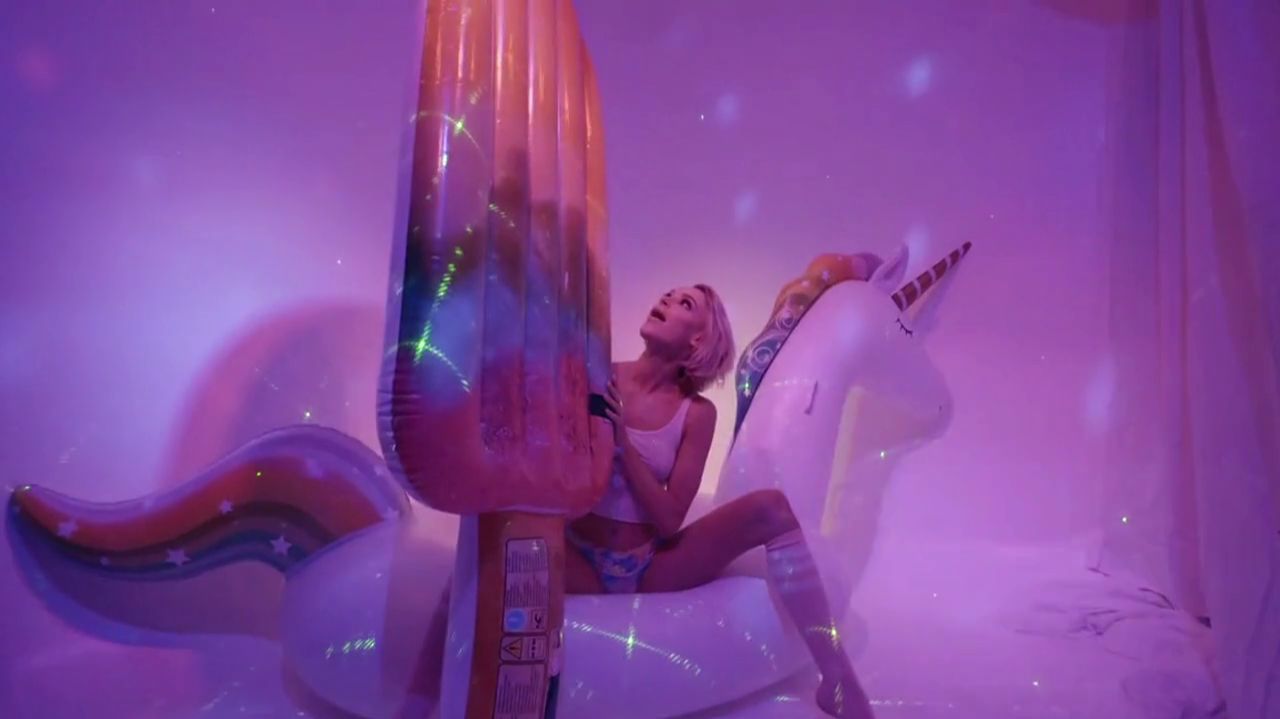 Молоденькая красотка Эмма - "Надувные Игрушки"